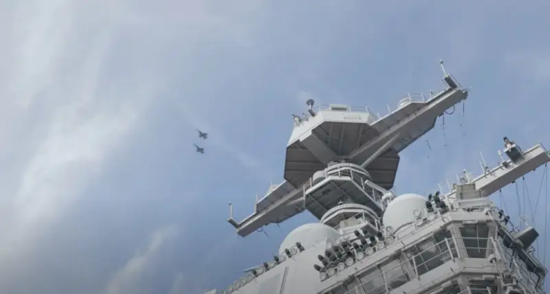 Американские острословы в связи с решением ВМС США назвать авианосец ...