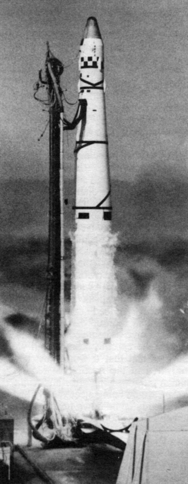 Старт двухступенчатой ракеты Thor-Agena с первым спутником проекта ...
