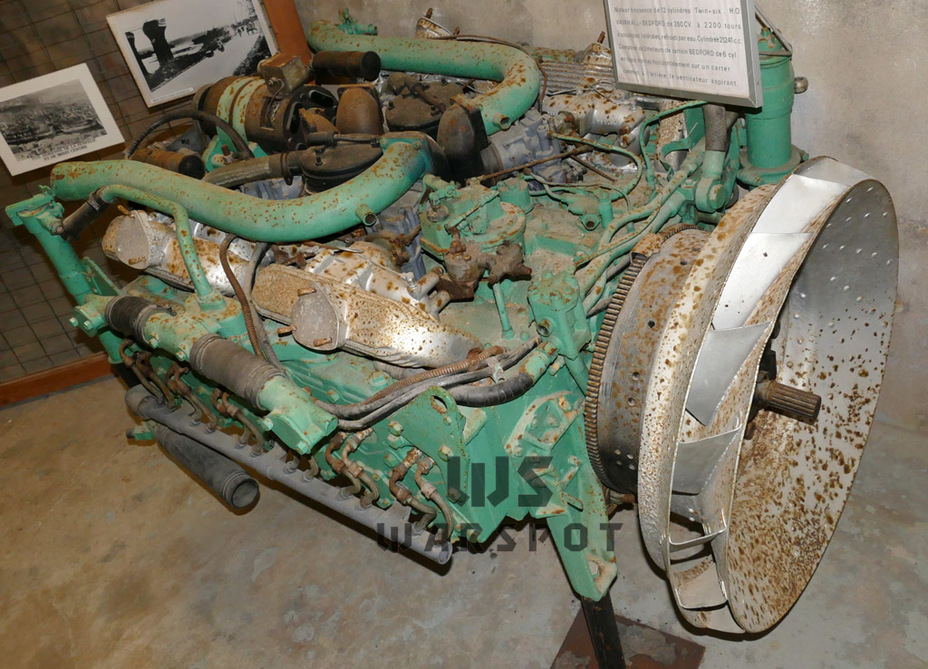 Тот же мотор Bedford Twin-Six, что стоял на Churchill VII, поставили и ...